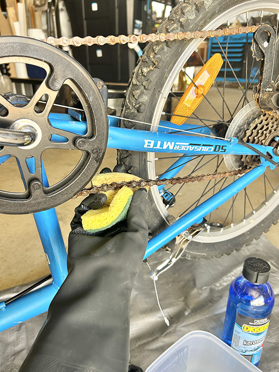 How to clean and degrease a bike chain with DIGGERS™ Kerosene - Diggers Australia